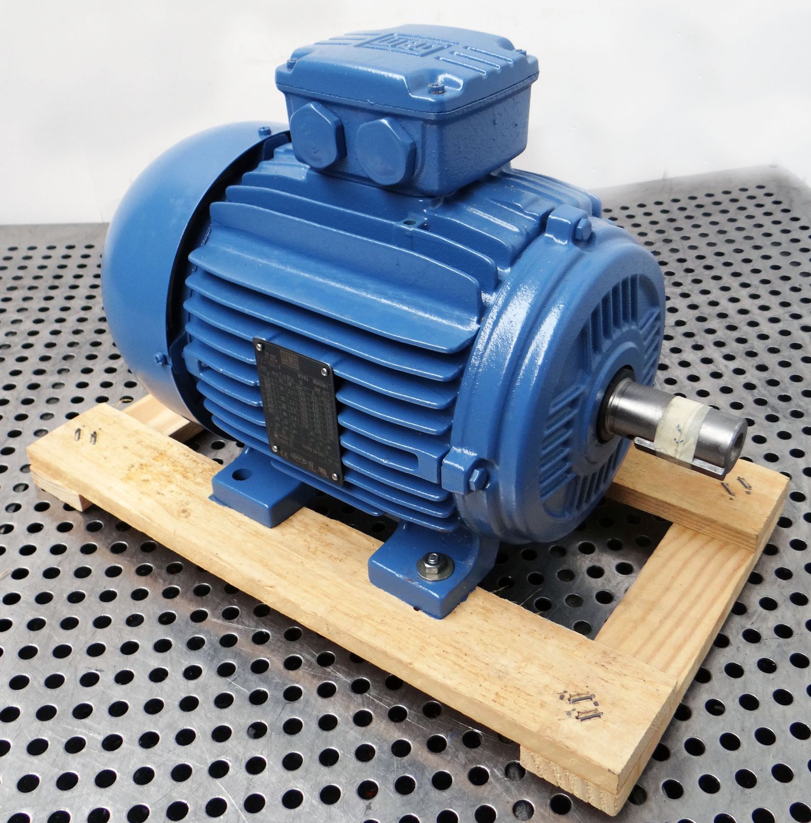 WEG 100L-4 100L4 2.2KW4P100L-220-240/380-415V, 50Hz -unused/OVP ...