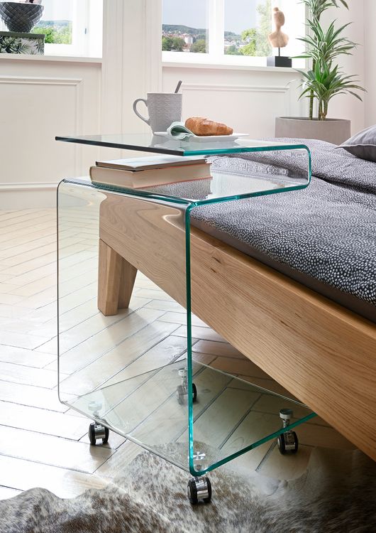 Beistelltisch Glastisch aus gebogenem Klarglas auf Rollen mit ...