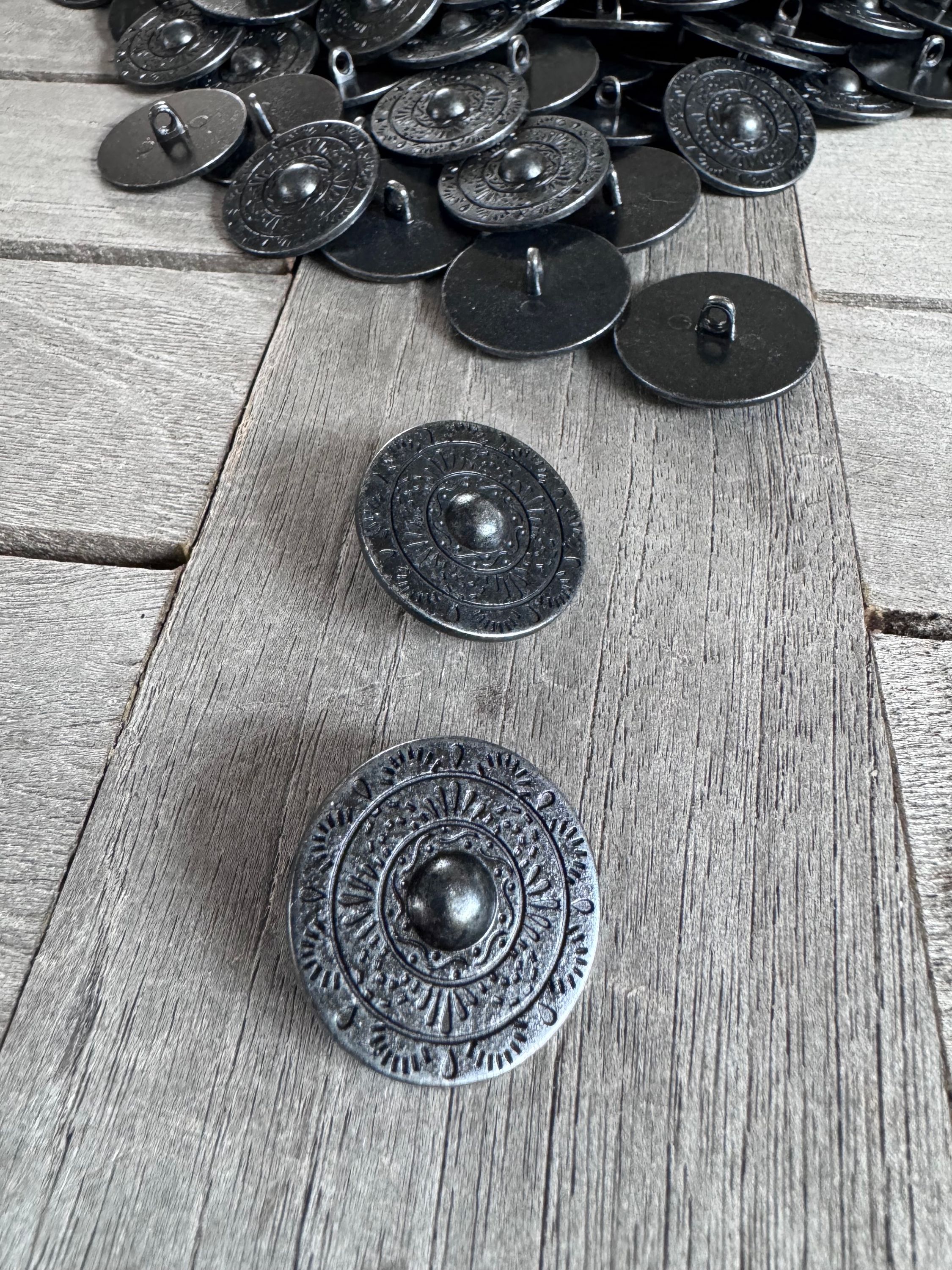 6 Stück silber grau dunkel matt wie antik vintagelooking Metall Knöpfe ...