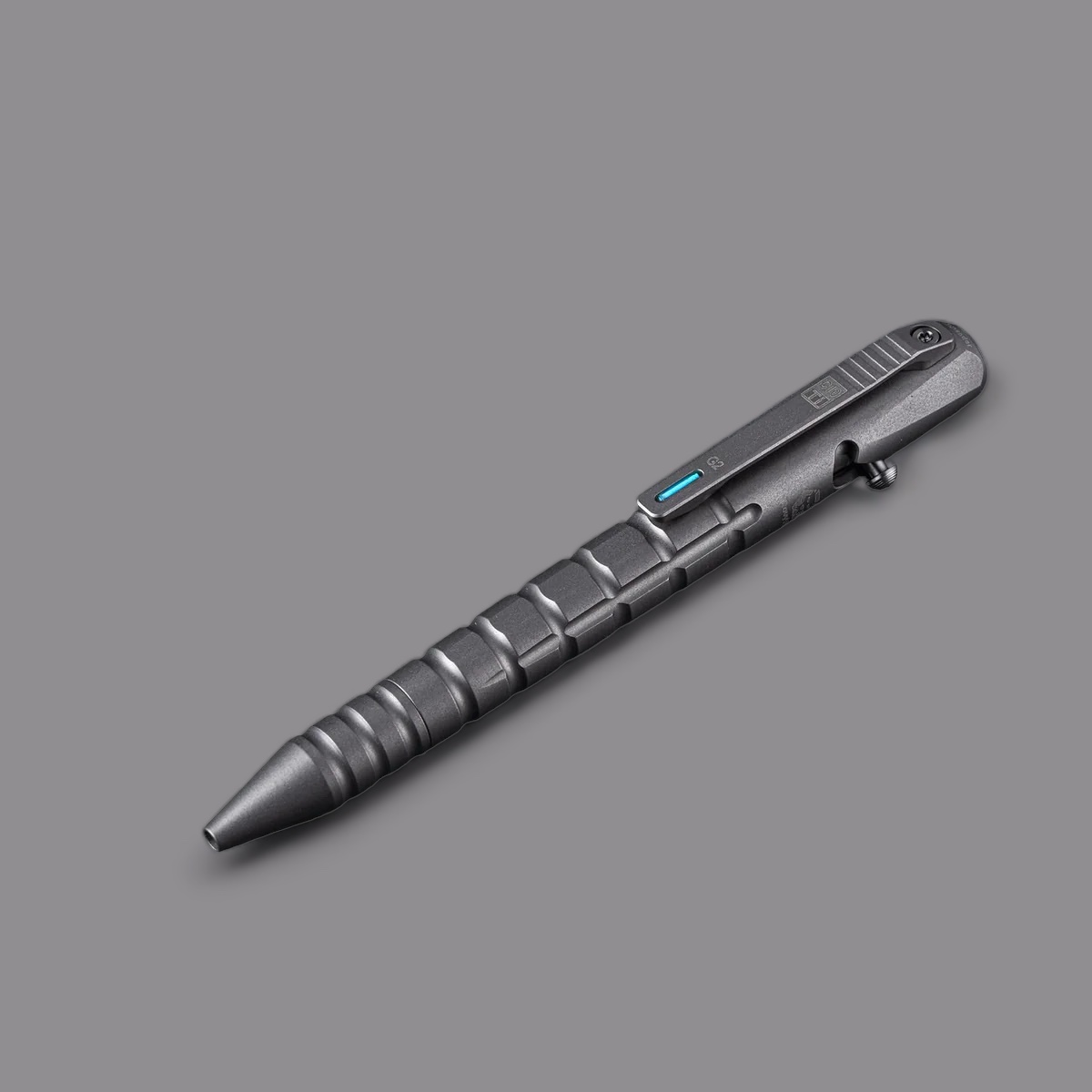 Titan trifft Leuchtkraft: Der RovyVon C10 mit Tritiumstab im Clip ...