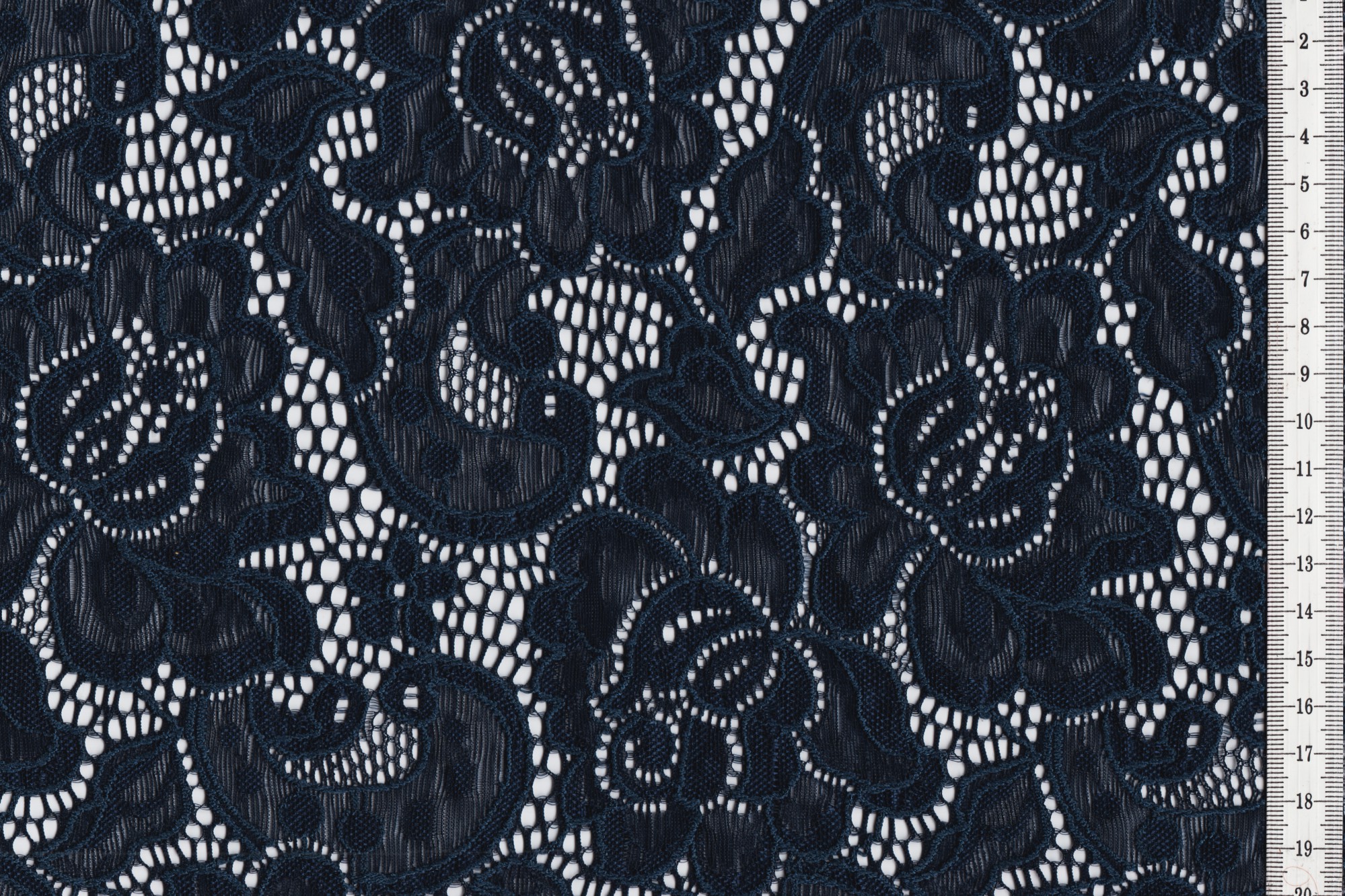 Spitze in schwarz, blau oder leicht creme Meterware Stoffe Spitze