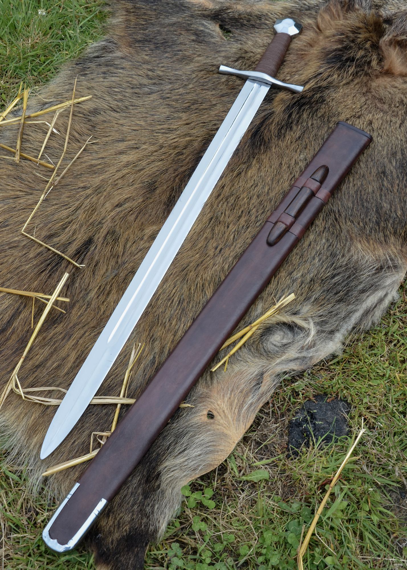 Kreuzritterschwert mit Achteckknauf, 13. Jahrhundert | eKnives: Messer ...