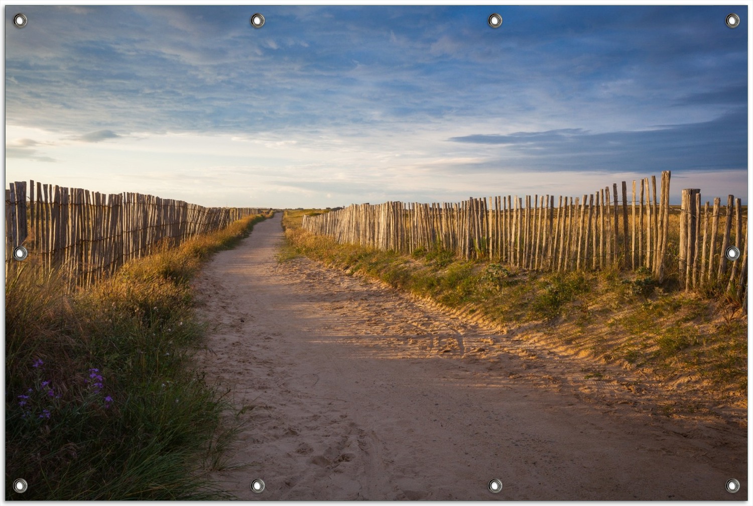 Gartenposter Sandweg an einem Strand in Frankreich, Bretagne ...