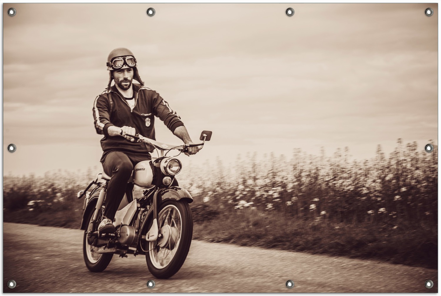 Gartenposter Simson Fahrer in der DDR in Sepiafarben | Posterdepot. de