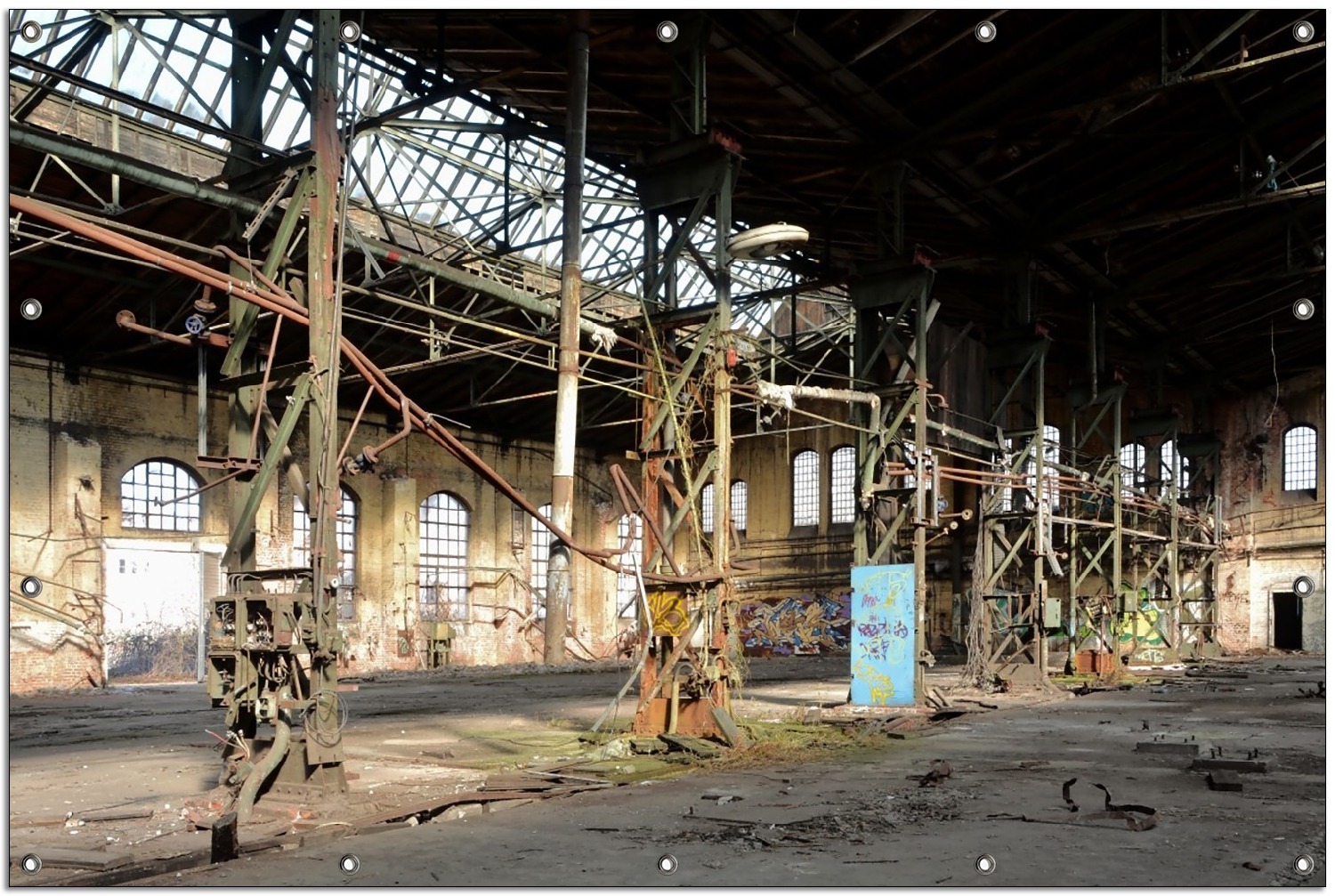 Gartenposter Verlassene Industriehalle - Alte Fabrik | Wallario.de