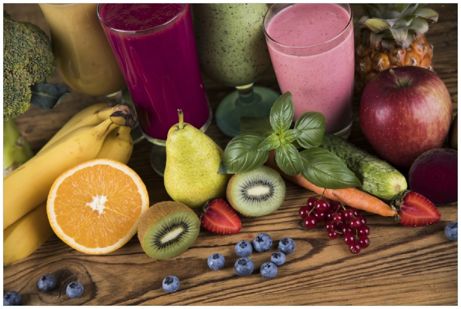 Poster Bunte Smoothies mit Obst in der Küche | Wallario.de