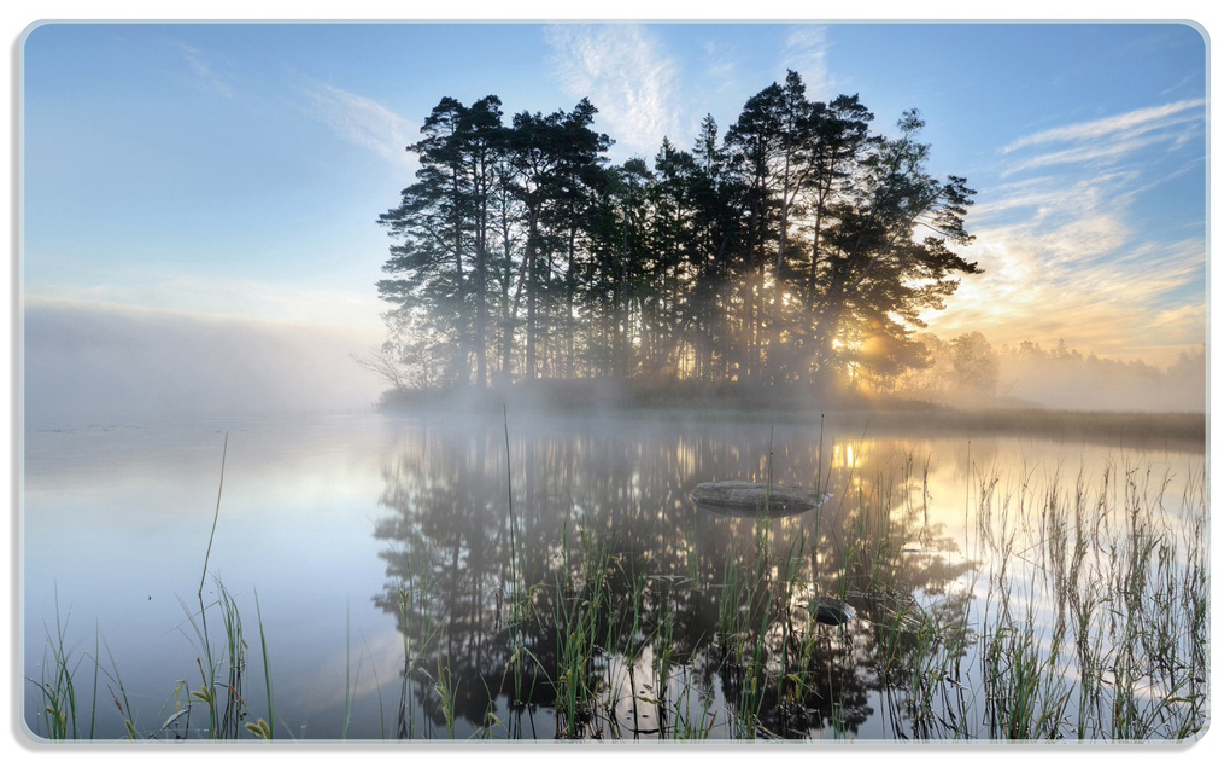 Frühstücksbrettchen Stiller See mit Insel im Morgennebel | Posterdepot. de