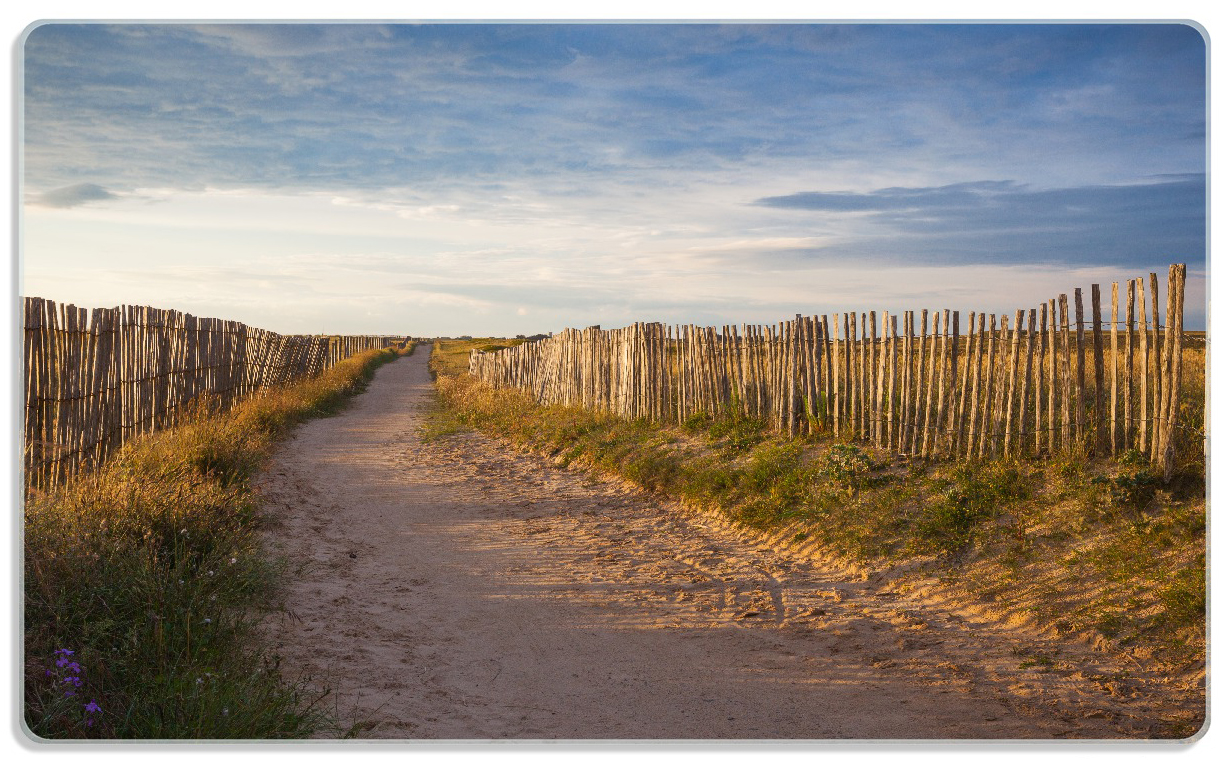 Frühstücksbrettchen Sandweg an einem Strand in Frankreich, Bretagne ...