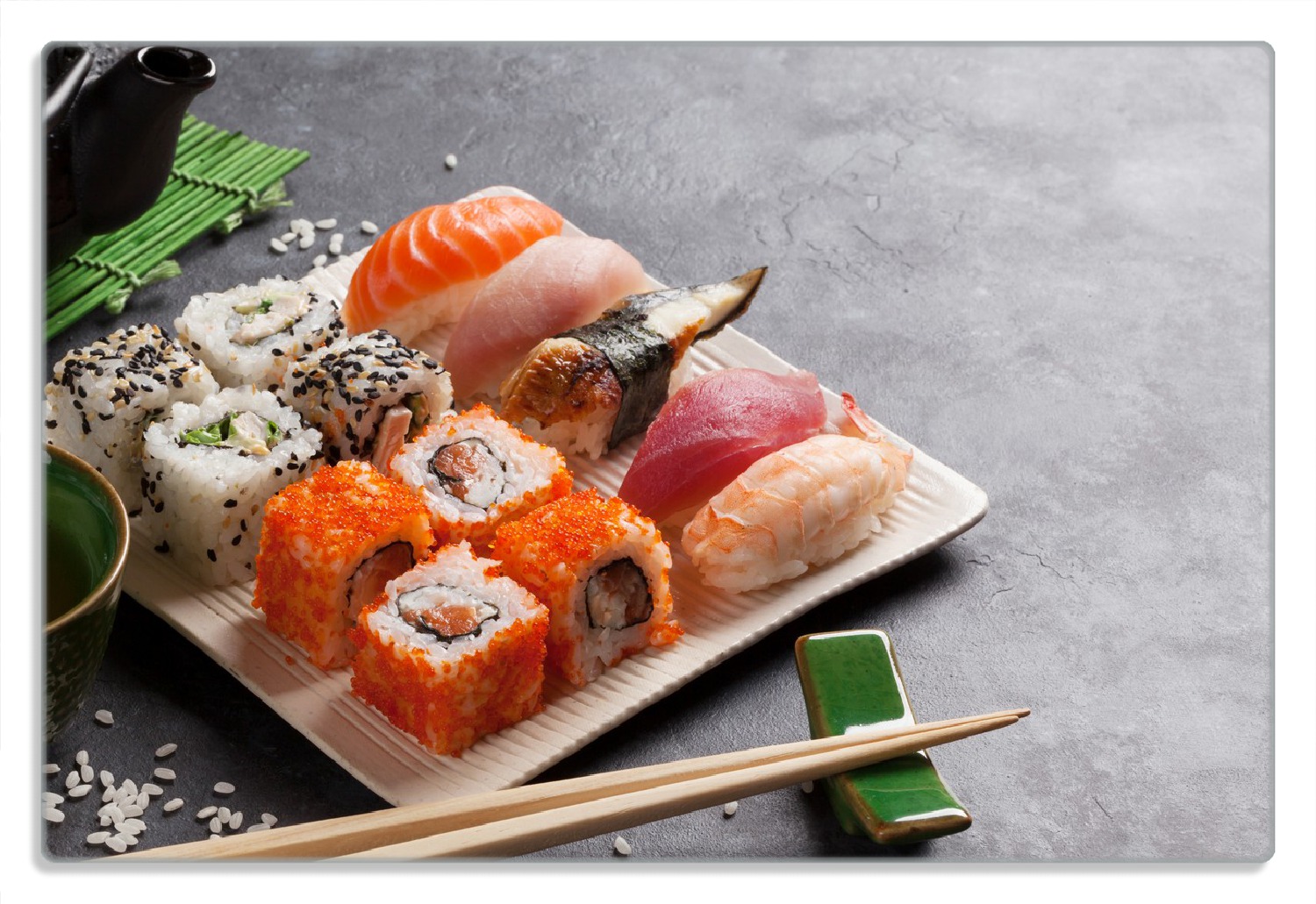 Frühstücksbrettchen Sushi-Menü mit grünem Tee | Wallario.de