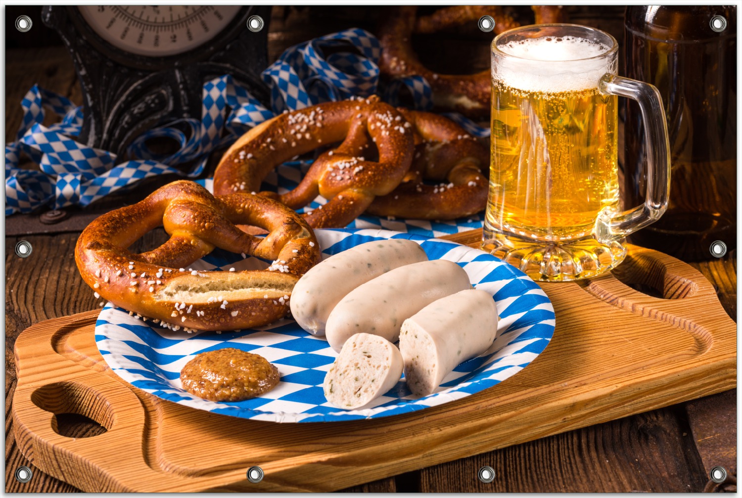 Gartenposter Bayerische Brotzeit mit Weißwurst, Brezel und Bier ...