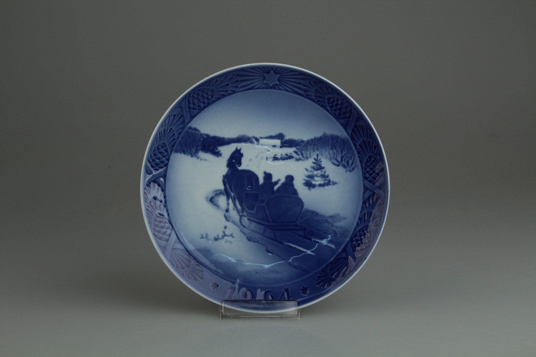 Weihnachtsteller 1964 - Fetching the Christmas Tree Royal Copenhagen Weihnachtsteller online ...