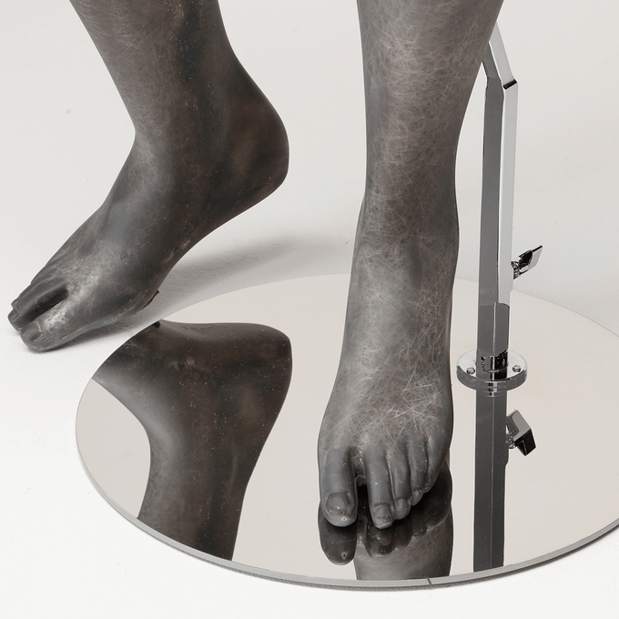 Premium Schaufensterpuppe Mann, rechtes Bein angewinkelt | DecoWoerner