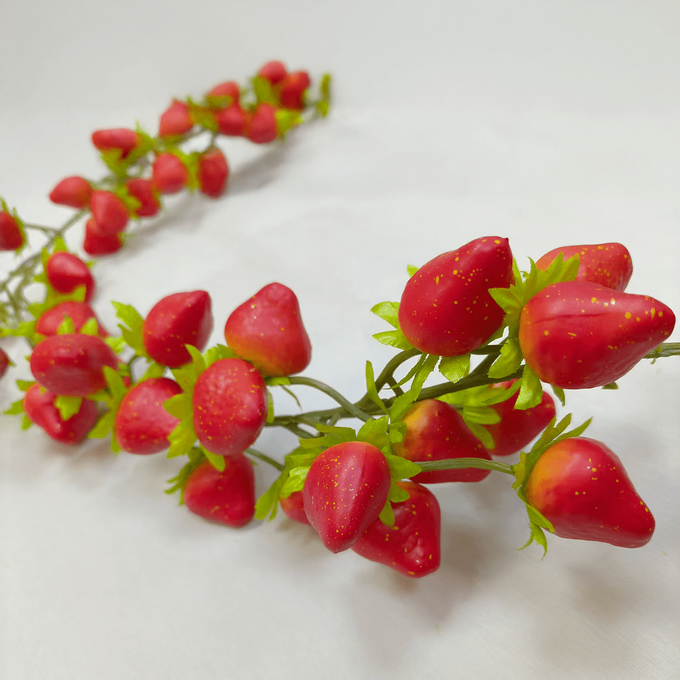 Enredadera artificial de fresas con fruta 180 cm | DecoWoerner
